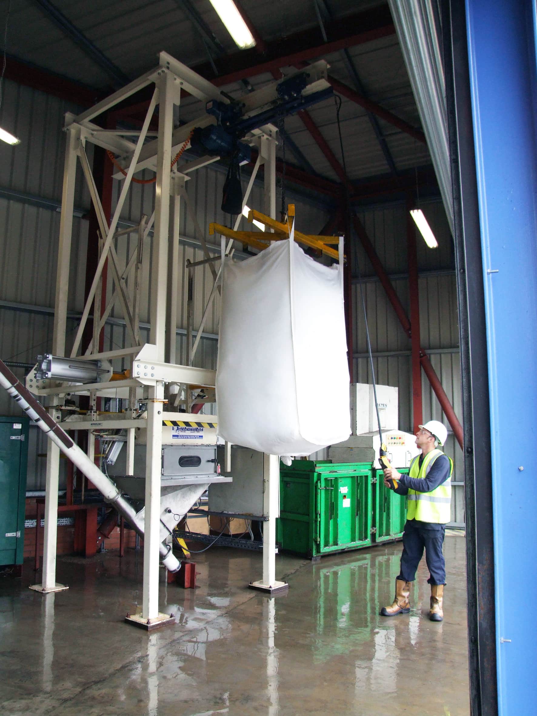 Bulk Bag Unloading System Delivers Urea Prills to a Mixing Tank - Spiroflow
