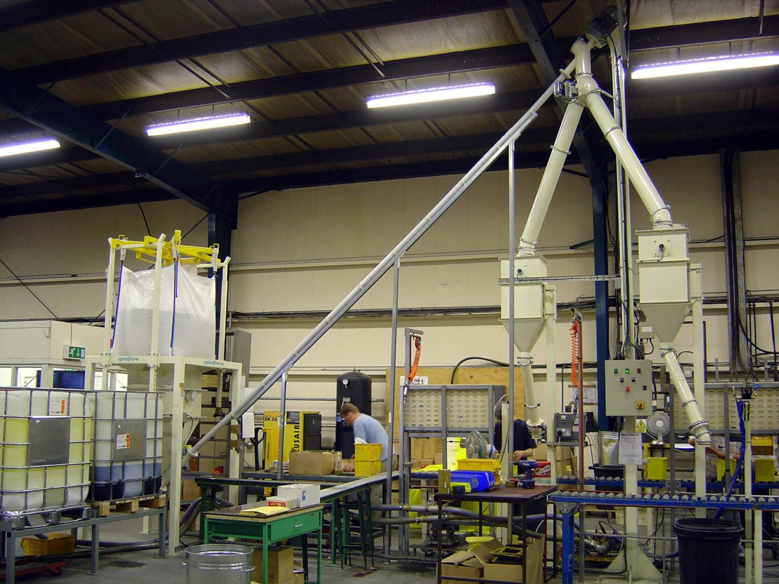 Discharging & Conveying Silica Sand - Spiroflow
